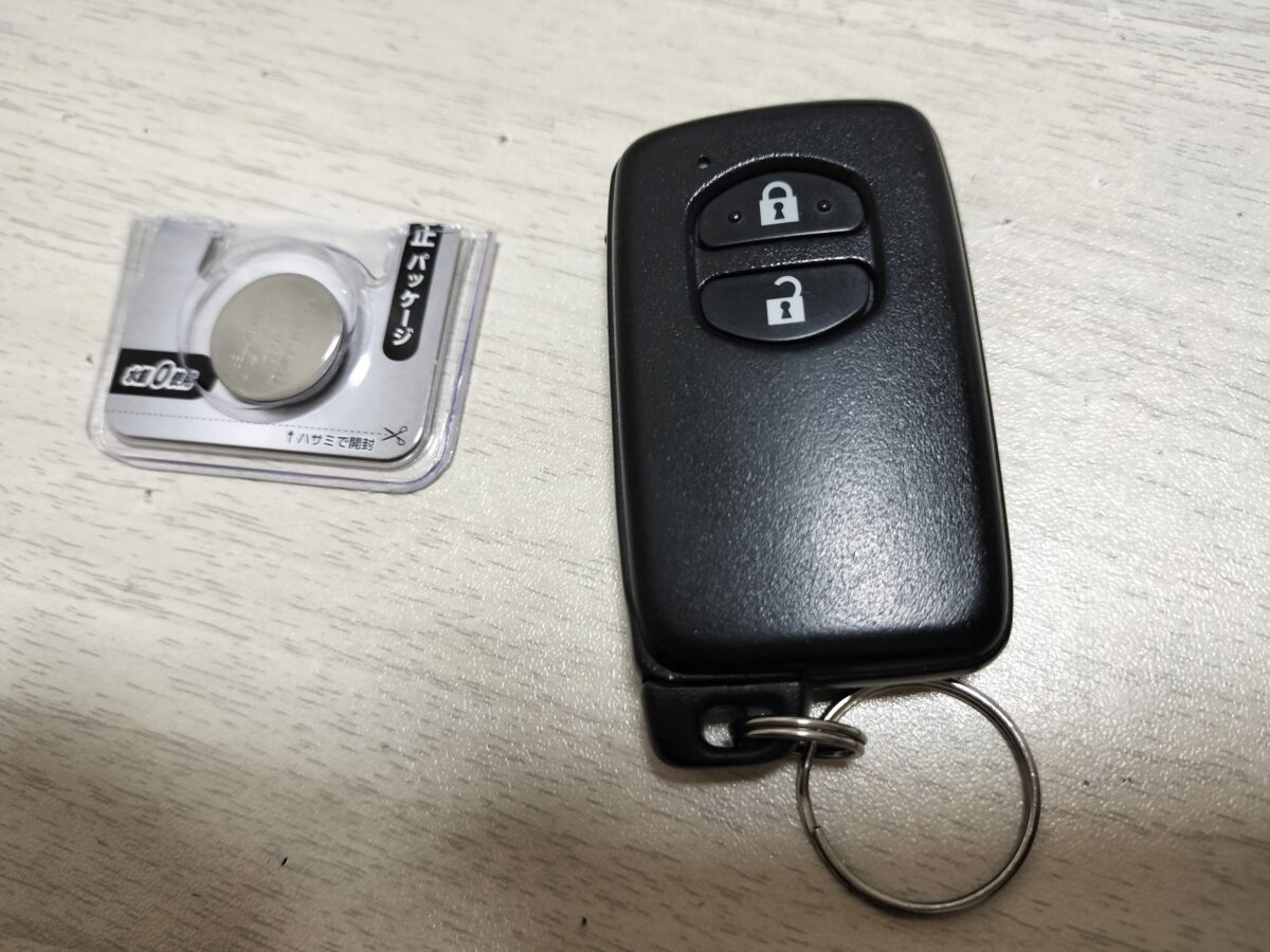 ZVW30プリウスのスマートキー電池が切れた！キーレス・電子キーの電池交換方法や、電池の種類など詳しく解説 | AYG