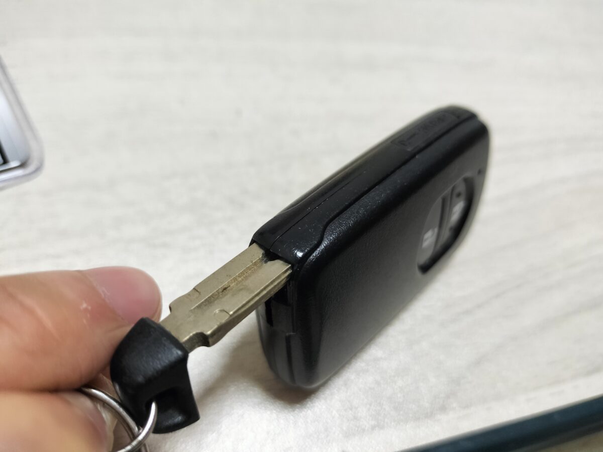 ZVW30プリウスのスマートキー電池が切れた！キーレス・電子キーの電池交換方法や、電池の種類など詳しく解説 | AYG