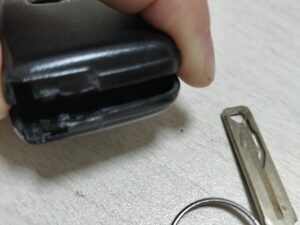 ZVW30プリウスのスマートキー電池が切れた！キーレス・電子キーの電池交換方法や、電池の種類など詳しく解説 | AYG