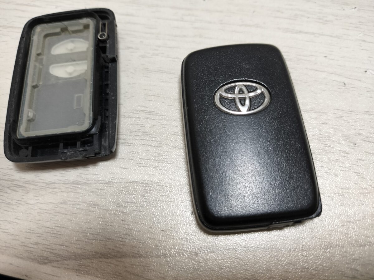 ZVW30プリウスのスマートキー電池が切れた！キーレス・電子キーの電池交換方法や、電池の種類など詳しく解説 | AYG