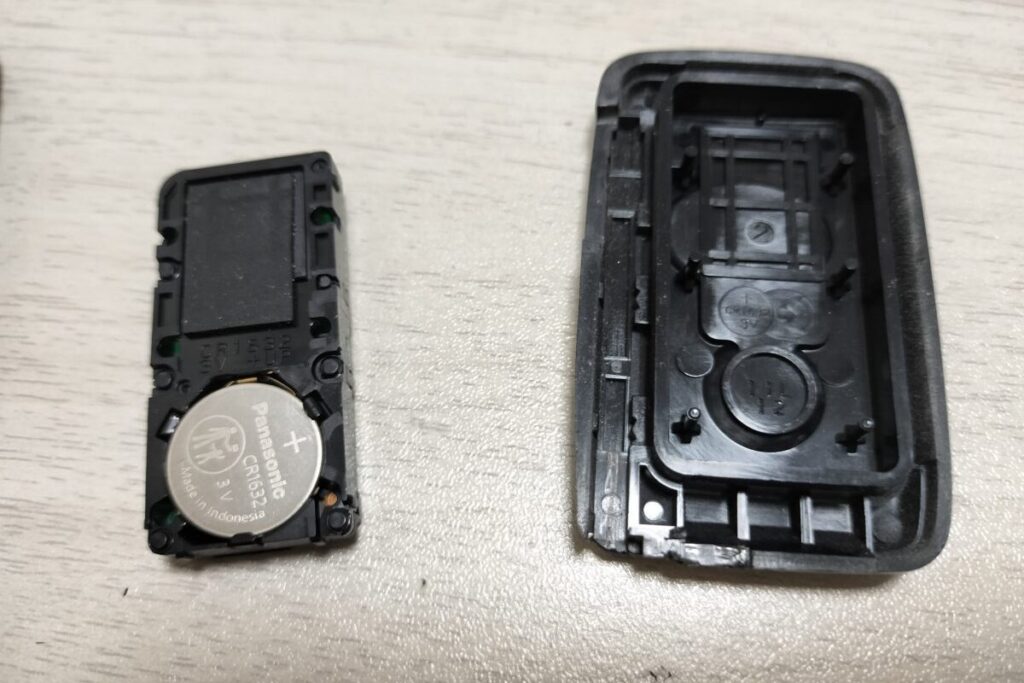 ZVW30プリウスのスマートキー電池が切れた！キーレス・電子キーの電池交換方法や、電池の種類など詳しく解説 | AYG